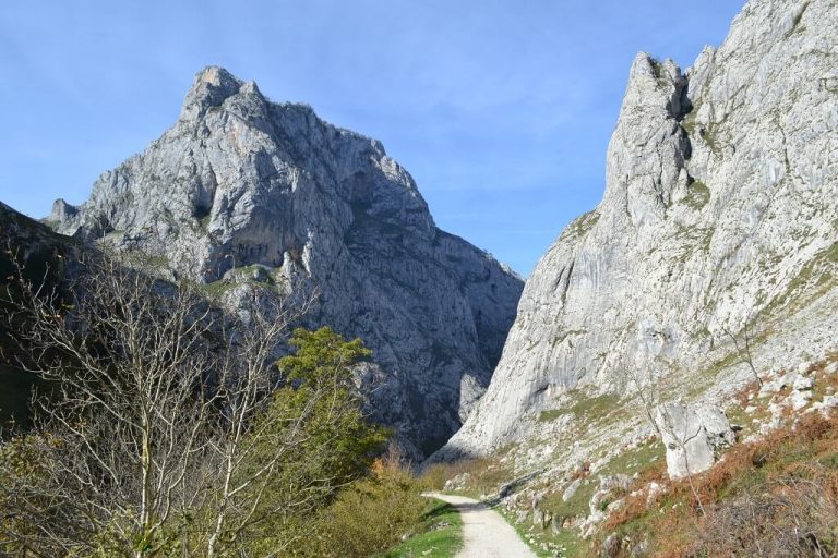 Cómo llegar a Bulnes en funicular (El pueblo más escondido de España)